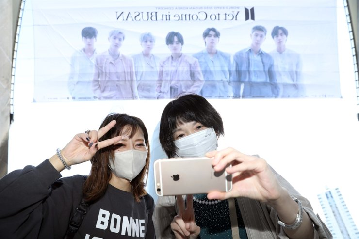 Fanii K-pop din lumea întreagă ajută la plantarea de pomi în Seul | K ...